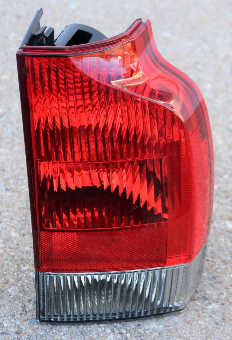 Volvo V70 Lower Tail Light Assembly (Passenger Side) | 2001-2004