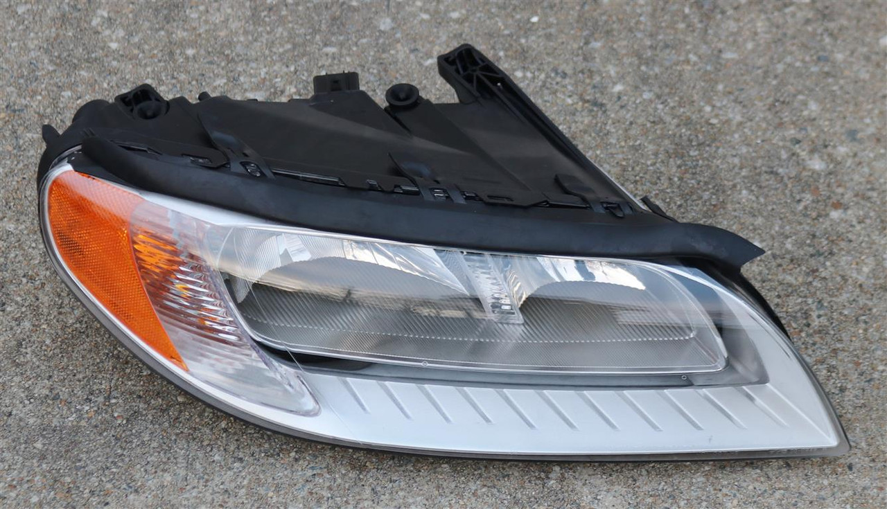 Volvo V70 Passenger Side Headlight Assembly | 2008 2009 2010