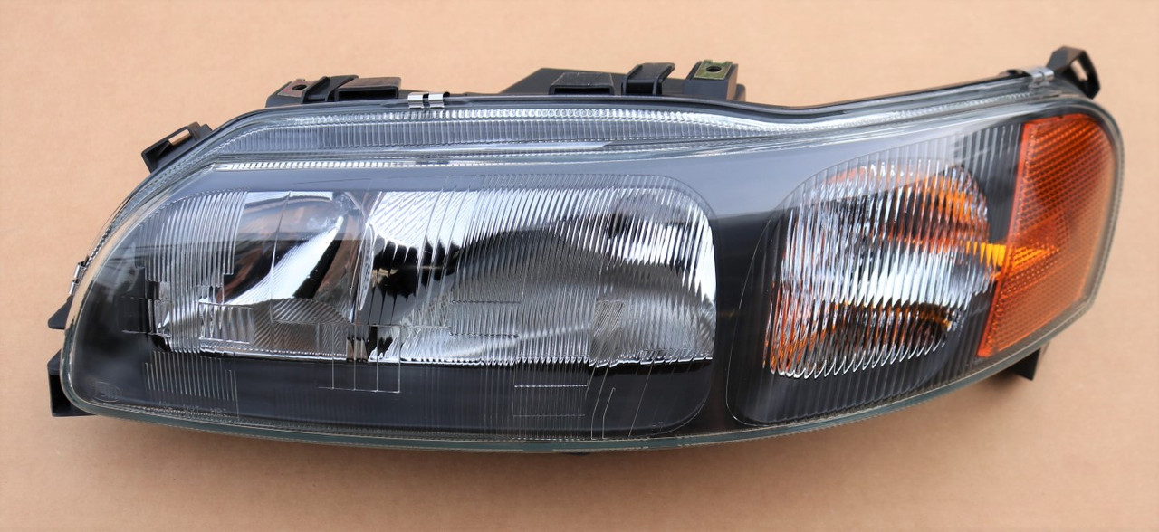 Volvo V70 Driver Side Headlight Assembly | 2001 2002 2003 2004