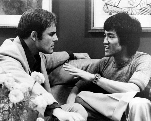 Enter The Dragon 1973 Bruce Lee talks to John Saxon on sofa 8x10 inch ...