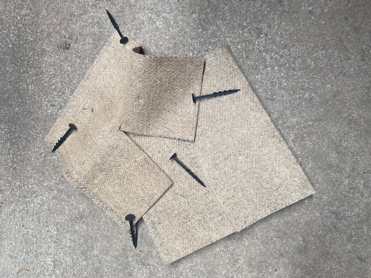 100 x Ecomatt Bio Weed Mats 50cm x 50cm Square with x 500 Pegs ...